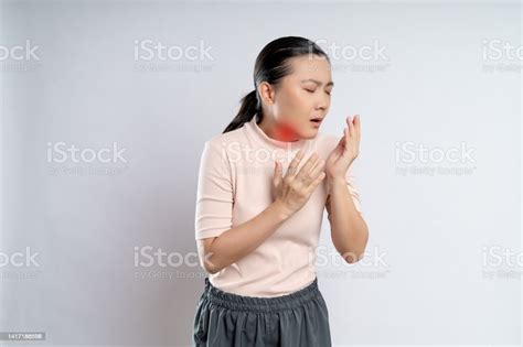 아시아 여성은 목이 아프고 목에 붉은 반점이 생겨 흰색 배경에 고립되어 서 있었다 A형 인플루엔자 바이러스에 대한 스톡 사진 및 기타 이미지 A형 인플루엔자 바이러스