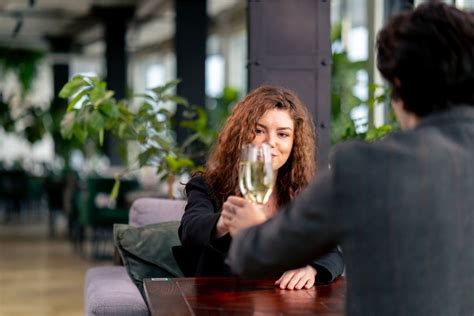 Какво НЕ трябва да казвате на първа среща ако искате да впечатлите