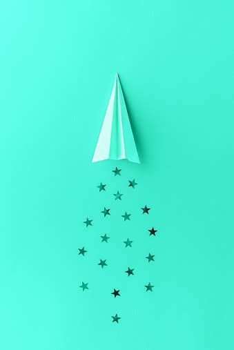 유행 민트 색상의 별 모양의 색종이 트레일 배경종이 비행기 복사 공간이있는 미니멀 리스트 플랫 레이 이미지 비행기에 대한 스톡 사진 및 기타 이미지 Istock