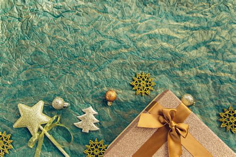 종이 녹색 배경에 활황금 선물 상자로 만든 창조적 인 간단한 겨울 구성 크리스마스 선물 축하와 파티 개념 플랫 레이 위쪽 보기