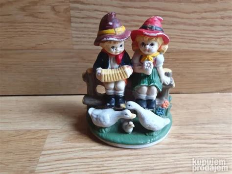 Decak I Devojcica Sede Na Ogradi Ukrasna Figura Kupujemprodajem