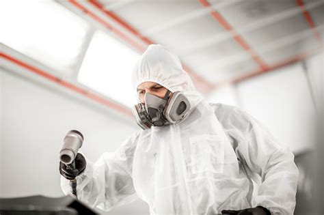 자동차 차체가 게의 도장 부스에 공 압 도장 건조 기를 사용한 자동차 도장 기술자 차에 대한 스톡 사진 및 기타 이미지 차 가스 압축기 공업용 호스 Istock