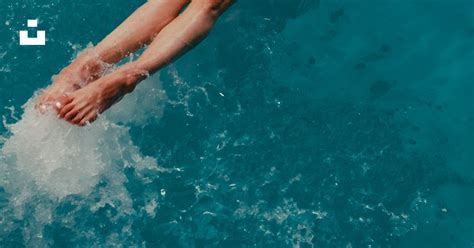 갈색 수영복을 입은 여자가 물 속으로 뛰어 들어갑니다 사진 Unsplash의 무료 웰빙 이미지