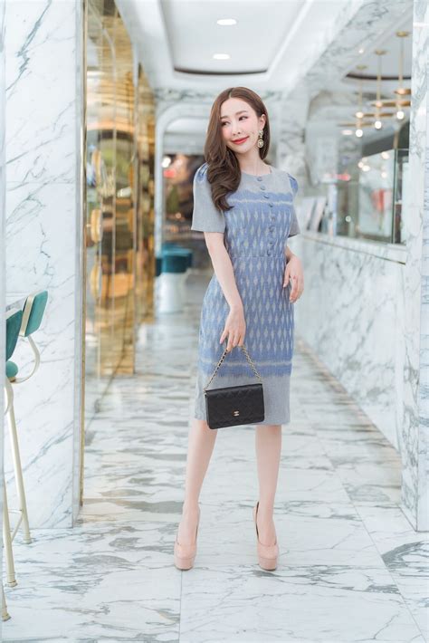 เดรสชุดทำงาน ผ้าทอลายไทยเก๋ๆ แต่งกระดุมหน้างานสวยมาก Vivalabrand Thaipick