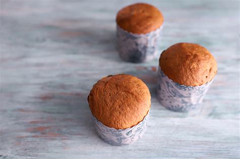 나무 배경에 수제 전통 부활절 케이크 부활절 빵이 든 엽서 부활절 배경 0명에 대한 스톡 사진 및 기타 이미지 0명 가정용 장비 공휴일 Istock