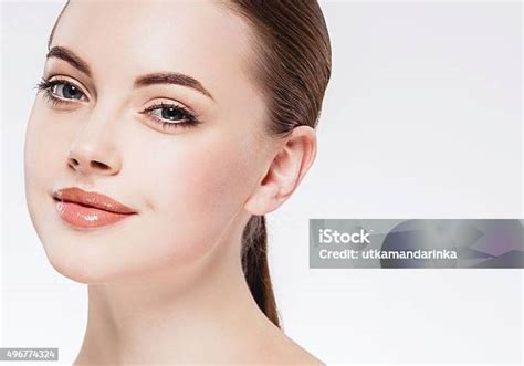 얼굴 아름다운 여자 클로즈업 인물 사진 흰색 행복함 스튜디오 2015년에 대한 스톡 사진 및 기타 이미지 2015년 가까운 갈색 머리 Istock