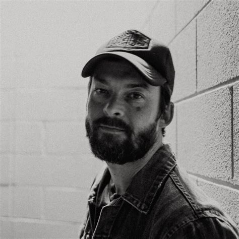 Ryan Neely Ouça A Poderosa Estreia Com O Single “ghost Town” Saiba