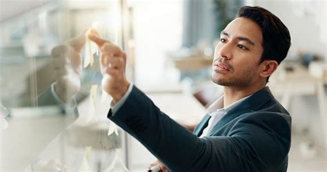 스티커 메모 계획 및 생각 브레인스토밍 의제 또는 일정을 위한 사무실의 유리 마인드맵에 사업가 크리에이티브 에이전시 전략 및