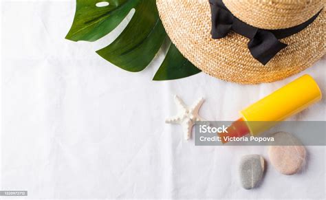 여름 배경 모자 조개 흰색 수건에 자외선 차단제 공간을 복사합니다 개념에 대한 스톡 사진 및 기타 이미지 개념 개인 장식품 계절 Istock