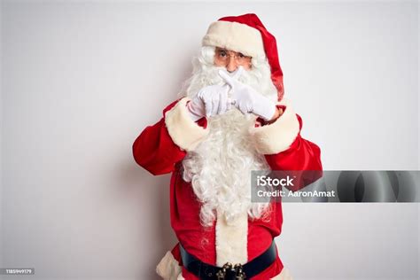 중년 잘생긴 남자 를 입고 산타 의상 위에 서 고립 된 흰색 배경 거부 표현 횡단 손가락 을 하고 부정적인 기호 12월에 대한