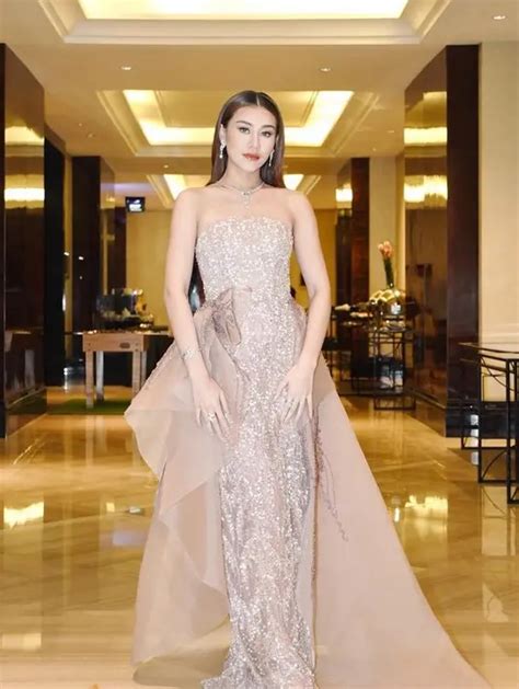 6 Gaya Glamor Aaliyah Massaid Padukan Perhiasaan Mewah Dengan Gaun Strapless