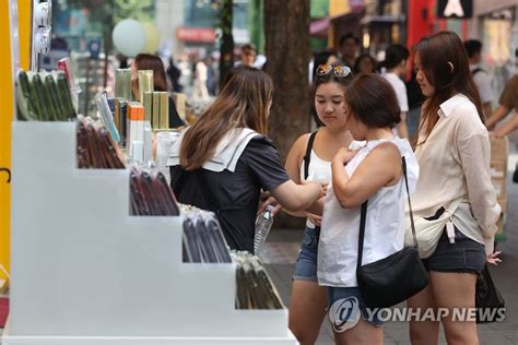 화장품 가게 둘러보는 외국인 관광객들 연합뉴스
