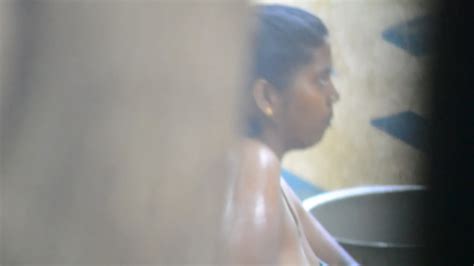 Tamil Woman Boobs Showing While Bathing