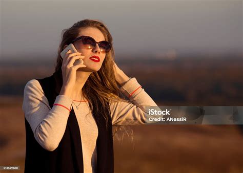 매력적인 코로 흡입하기 아름다운 매우 아름다운 행복함 활기참 여자아이 유광 사진 이미지에 대한 스톡 사진 및 기타 이미지 사진 이미지 생활 방식 성인 Istock