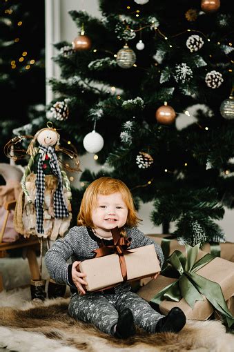 메리 크리스마스와 해피 홀리데이 쾌활한 귀여운 아이 소녀 오프닝 선물 아침에 나무 근처에서 즐거운 시간을 보내는 아이 방에 선물을 사랑하는 가족 12월에 대한 스톡 사진 및
