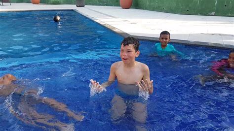 Desafio Na Piscina Youtube Desafio Colocando Roupa Na Piscina