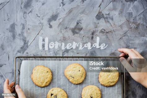 단어 수 제는 밀가루의 회색 콘크리트 바탕에 작성 됩니다 다음 쿠키 베이킹 트레이입니다 홈메이드 페이스 트리 개념입니다 평면도 평면 위치 가정 생활에 대한 스톡 사진 및