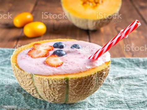 녹색 수건에 블루 베리와 멜론에서 딸기 스무디의 전망 부드러운 초점 0에 대한 스톡 사진 및 기타 이미지 0 0명 건강한 생활방식 Istock