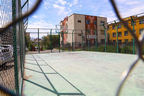 Зөвшөөрөлгүй барьсан гараашийг буулгаж ногоон байгууламж сагсан