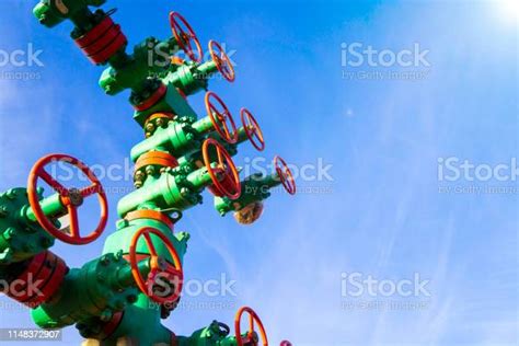 파이프 라인 밸브와 석유 및 가스 처리 공장 석유 및 가스 산업의 오일 파이프 라인 밸브 밸브는 화창한 여름 날에 필드에 석유 파이프 라인을 플러그 가솔린에 대한 스톡 사진