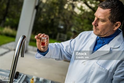 실험실 코트에 성인 남자 유리 용기에 테스트 샘플 솔루션을 들고 50 54세에 대한 스톡 사진 및 기타 이미지 50 54세 Stem 주제 검사 보기 Istock