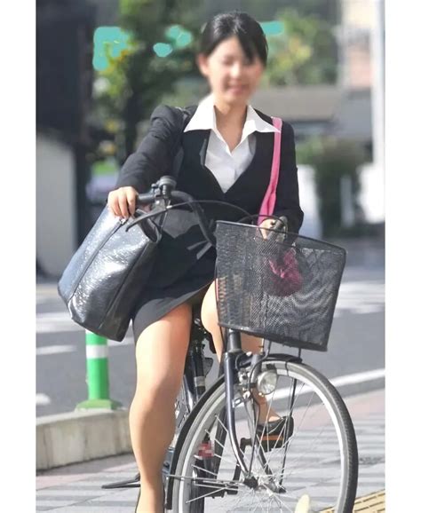 リクスー自転車パンチラ画像50枚～むちむちタイトスカートから覗く太ももと下着集 エロ画像ぱんちらちゃんねる