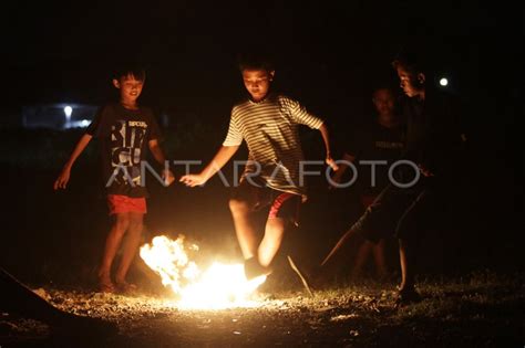 Bermain Sepak Bola Api Antara Foto
