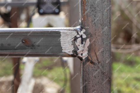 Cordon De Soudure Sur Une Structure Métallique Constituée Dun Tube Profilé Nettoyé à La Meule