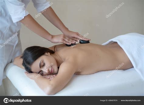 Massage Therapist Putting Hot Stones On The Customers Back — Stock