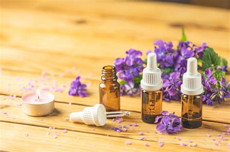 스파는 바이올렛 오일 유리 항아리에 비올라세우스 목욕 소금 천연 나무 테이블 표면에 향수 촛불을 가지고 있습니다 건강관리와 의술에 대한 스톡 사진 및 기타 이미지 Istock