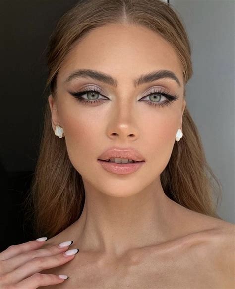Pin By Jadtasti On Eyes Contact Lens Prom Eye Makeup Black Dress