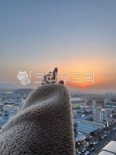 손 하늘 노을 따뜻함 겨울 사진이미지일러스트캘리그라피 Nyoungda1122작가