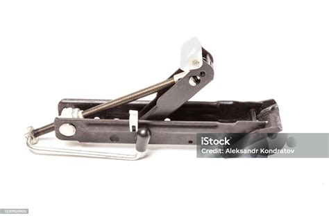 자동차 서비스의 흰색 배경에 검은 색 금속 잭 홀과 리프트 없이 서스펜션을 장착 진단 및 수리하기 위해 차량을 미리 정해진 높이로 고정하는 리프팅 장치입니다 강철에 대한