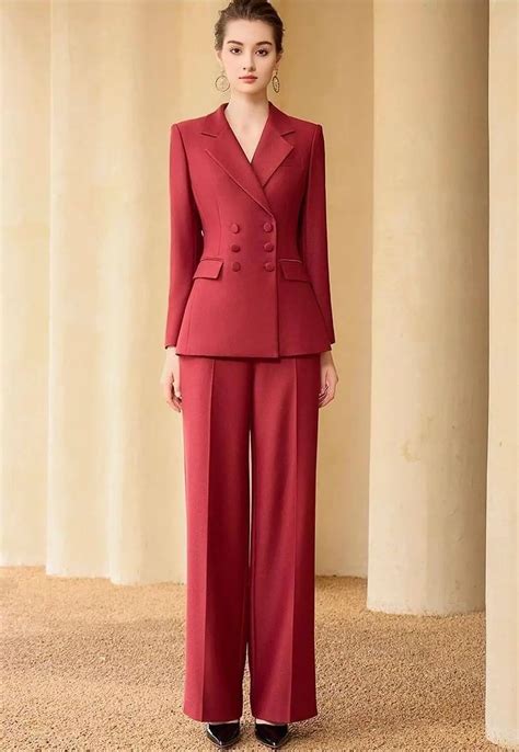 خانم‌های خارجی این مدل کت و شلوار را می‌پوشند؛ شما هم بپوشید و شبیه