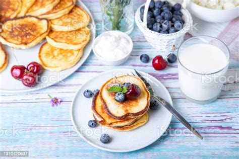 커드 프리터 사워 크림 베리 우유를 곁들인 코티지 치즈로 만든 홈메이드 치즈케이크 전통 러시아 요리 과일에 대한 스톡 사진 및 기타 이미지 Istock