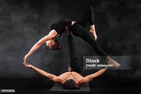 Acroyoga입니다 젊은 커플 함께 Acro 요가 스튜디오에 매트에 연습 커플의 요가 파트너의 요가 흑인과 백인 사진입니다 백인종에 대한 스톡 사진 및 기타 이미지