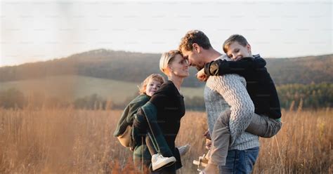 어린 아이들과 함께 가을 자연 속에서 산책하며 즐거운 시간을 보내는 아름다운 젊은 가족 사진 Unsplash의 자연 이미지