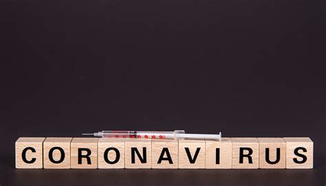 텍스트 코로나 바이러스와 주사기 백신 검은 배경 나무 큐브 0명에 대한 스톡 사진 및 기타 이미지 0명 2019년