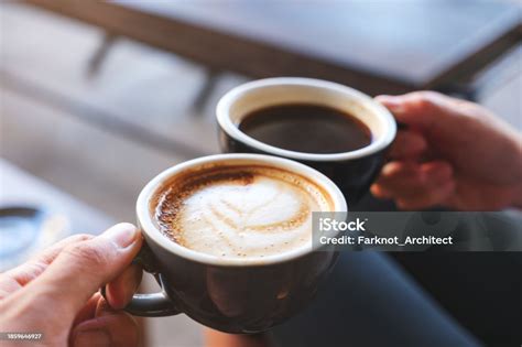 카페에서 흰색 커피 머그잔을 부딪히는 남자와 여자의 클로즈업 이미지 커피 마실 것에 대한 스톡 사진 및 기타 이미지 커피 마실 것 카페 모임 Istock