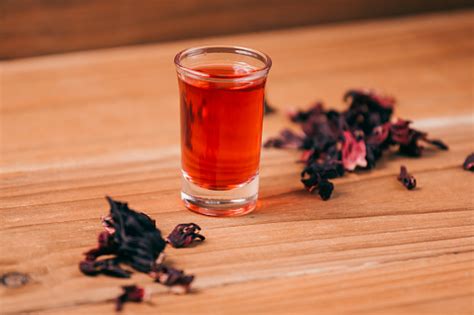 나무 테이블에 유리 머그잔에 뜨거운 붉은 히 비 스커 스 차 0명에 대한 스톡 사진 및 기타 이미지 0명 갈색 감기와