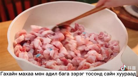 Би ер нь гахайн маханд тийм ч дуртай биш л дээ Гэртээ хоол хийхдээ аль болох тахианы мах