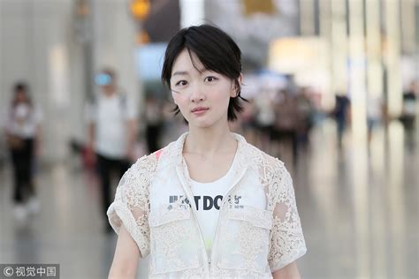 周冬雨穿人字拖随性十足 抬脚险走光 娱乐头条 大众网