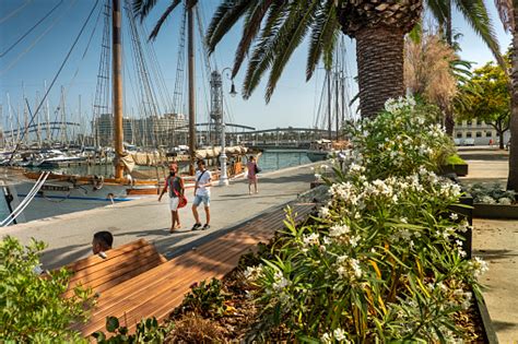 스페인 카탈루냐 바르셀로나의 포트 벨 산책로를 따라 산책하는 사람들 2명에 대한 스톡 사진 및 기타 이미지 2명 건강한 생활방식 계류 Istock