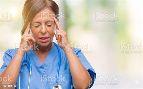 중간 나이에 수석 간호사 의사 여자 머리에 통증에 대 한 머리에 손으로 배경 고립 때문에 스트레스 편두통 고통 간호사에 대한 스톡 사진 및 기타 이미지 Istock