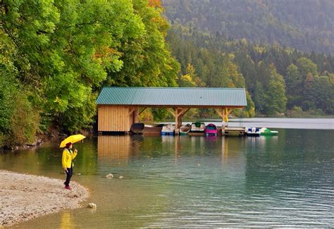 스마트폰 갤러리 우산을 든 여인