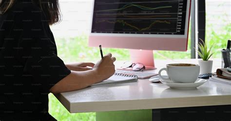 컴퓨터의 녹색에 투자 차트를 분석하는 측면보기 사업가 사진 Unsplash의 상인 이미지