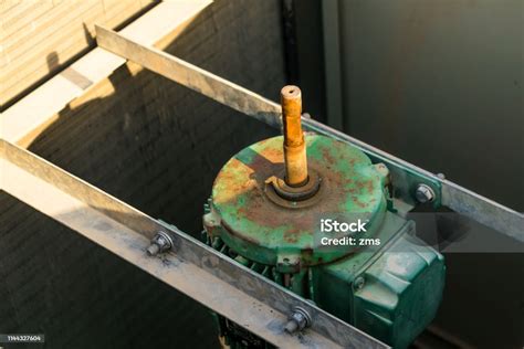 전문 전기 기술자는 건물의 지붕 상단에 중앙 에어컨 시스템의 유닛의 깨진 팬을 수리 하 고 파란색 유니폼과 머리 캡을 착용 Stem 주제에 대한 스톡 사진 및 기타 이미지