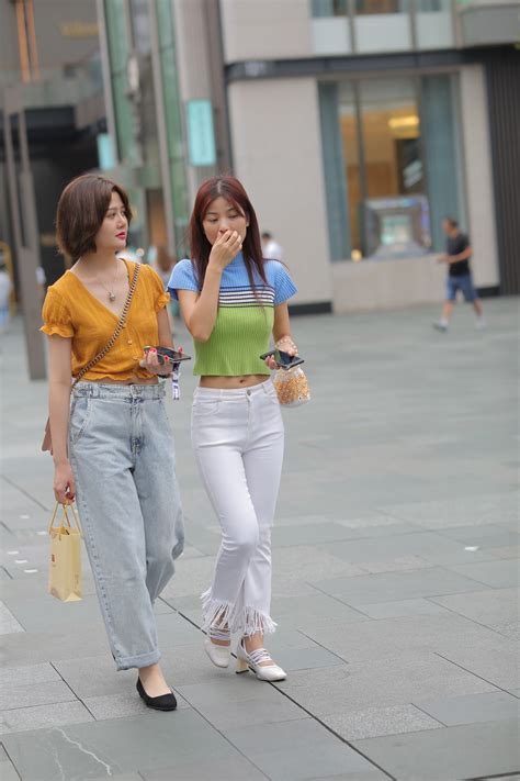 듀크 케인의 작업복 흰색 바지를 입은 젊은 여성 사진 V2ph