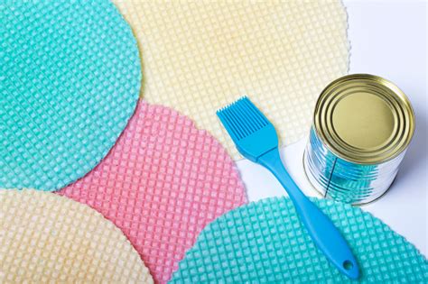 다른 색상의 라운드 웨이퍼 케이크 와플 케이크를 만들기 위한 근처에는 케이크를 담글 수 있는 응축 된 우유와 요리 술이 있습니다 0명에 대한 스톡 사진 및 기타 이미지