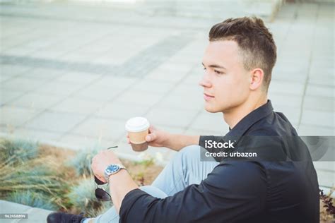 영 고 우아한 남자 마시는 커피 고 맑은 날 즐기는 밖에 앉아 20 29세에 대한 스톡 사진 및 기타 이미지 20 29세